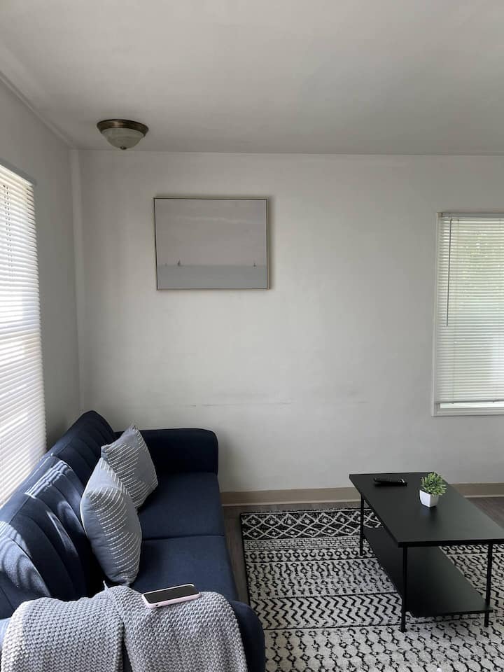 Lovely 1 Bedroom Rental Great For Long Term Stays - Cedar Rapids, IA