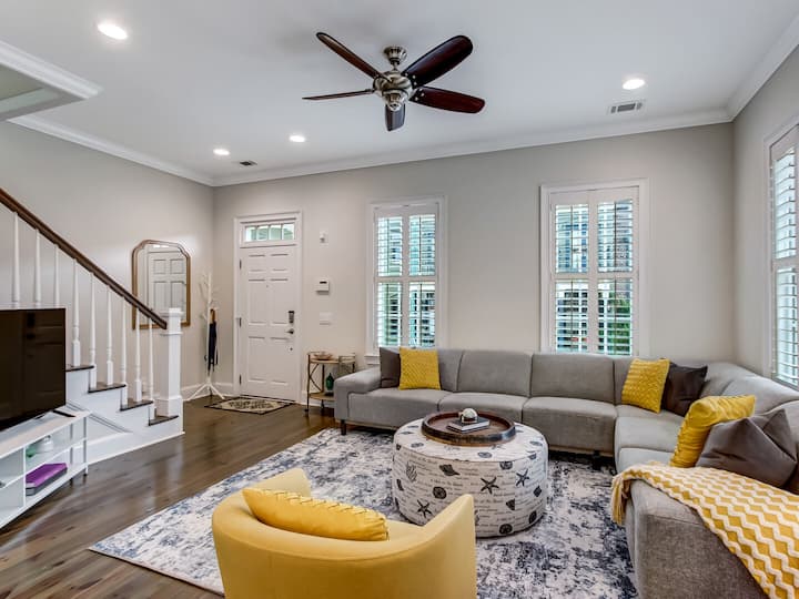 Home By Crawford Square, Heated Pool Access - Savannah