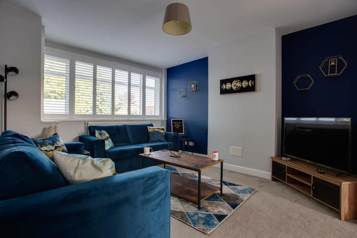 Modern Home | Close To London Heathrow | Parking - Chessington World of Adventures Resort