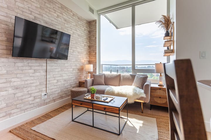 Boho Luxe | Heart Of Dt - Unobstructive Views - Kelowna