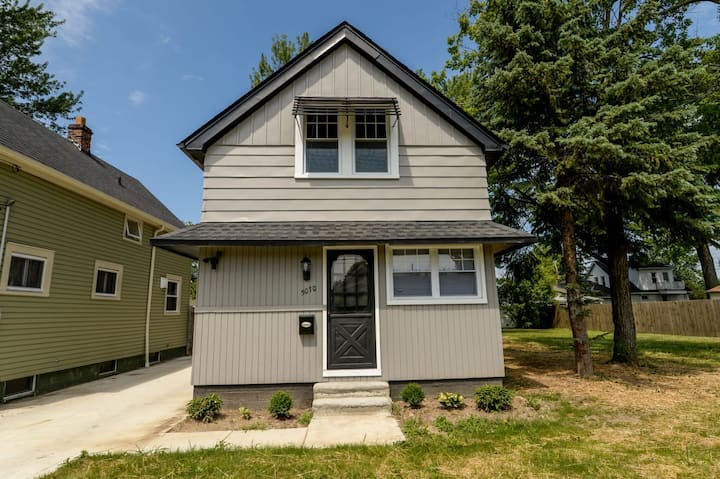 Modern & Cozy 2br Home – Elevate Your Stay! - Berea, OH