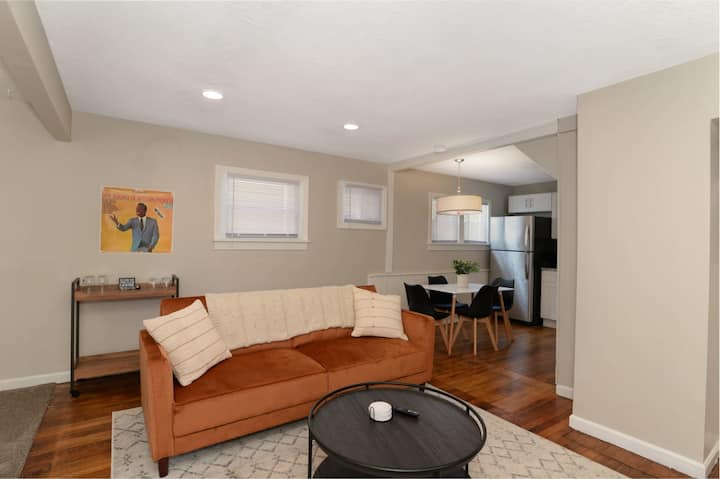 Skip The Hotel – Stay In Style & Comfort - Berea, OH