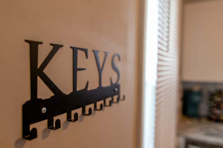 Modern & Comfortable 2br House - 5min To Airport! - Franklin Castle (Hannes Tiedemann House)