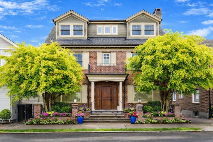 Luxury Home With Lake Views & Theater - 