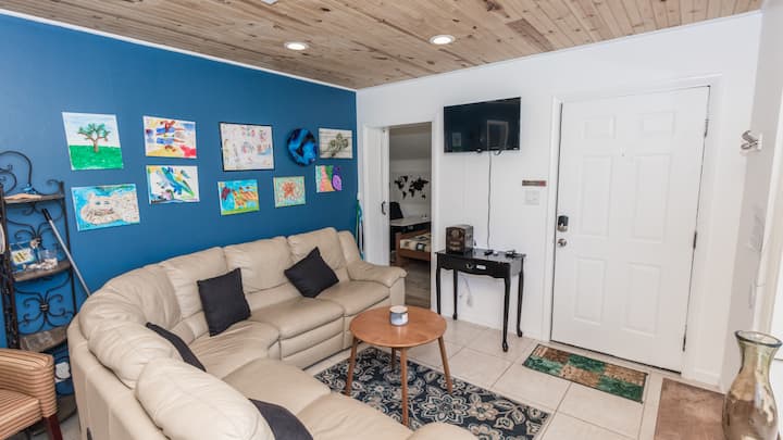 Pet Friendly Cheerful Home On Emerald Coast - Panama City, FL