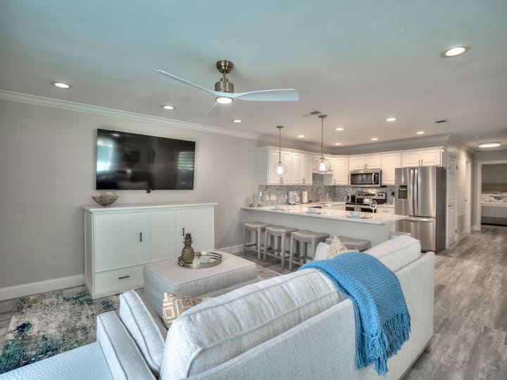 Island Gold Steps To The Beach - Heated Pool - Fort Myers Beach, FL