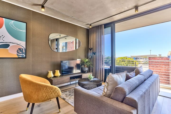 Spacious & Trendy 2 Bedroom Below Roof Top Pool - Le Cap