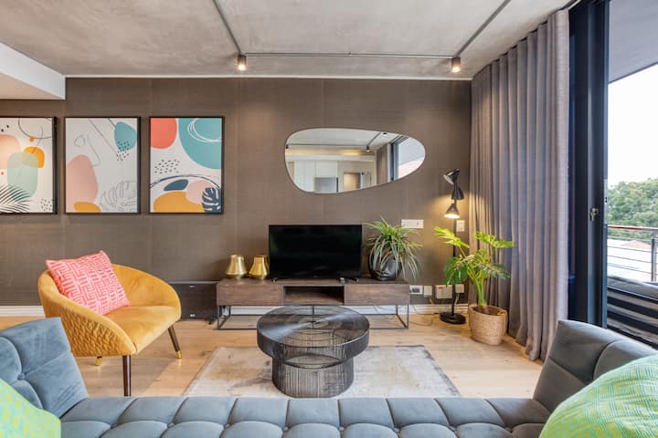 Spacious & Trendy 2 Bedroom Below Roof Top Pool - Cape Town