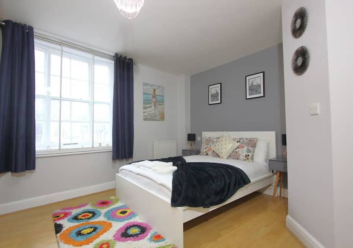 Lovely 2 Bed 2 Bath Flat & Parking By Cozynest - Reading