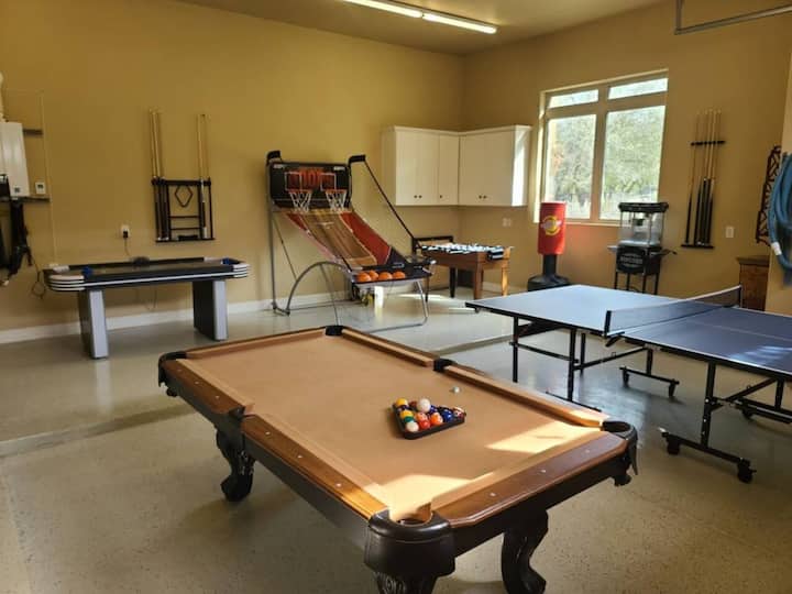 Entertainment Home, Sleeps 16, Pool & Game Room - Spicewood, TX