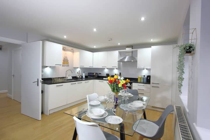 Gorgeous 2 Bed 2 Bath Flat And Parking By Cozynest - Reading