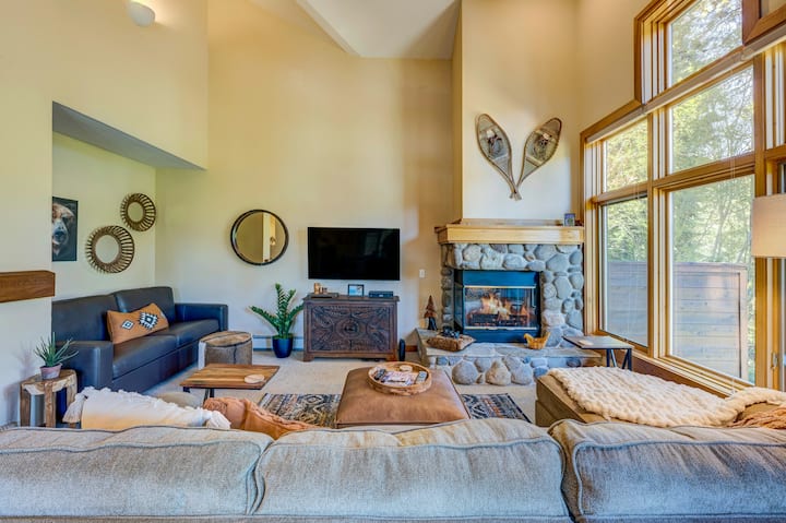 Mountain-view 3br With Pool Access - Walk To Lake - Carson City, NV