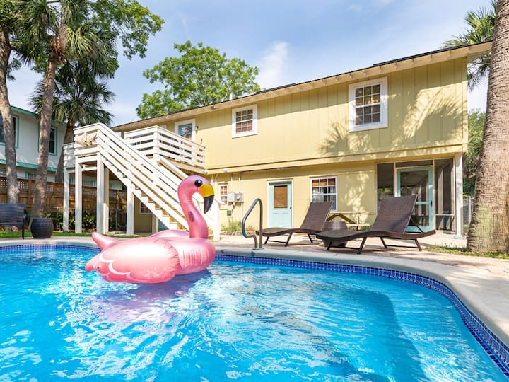 Just Beachy | Pet Friendly, Pool, Fenced Yard! - Tybee Island
