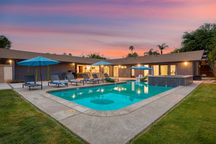 2 Villas, Sleeps 22 | Putting Green, Pool, Hot Tub - Joshua Tree National Park