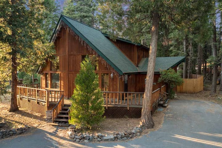 Modern Cabin Retreat, Lake & River Nearby - Lake Almanor, CA