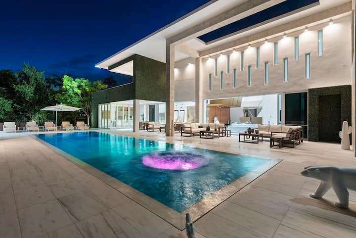New Luxury Estate, Pool / Jacuzzi / Gym, Sleeps 16 - South Miami, FL