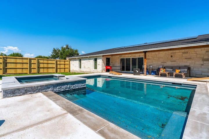 Spacious 6br Gateway W/ Two Houses & Pool - Leander, TX