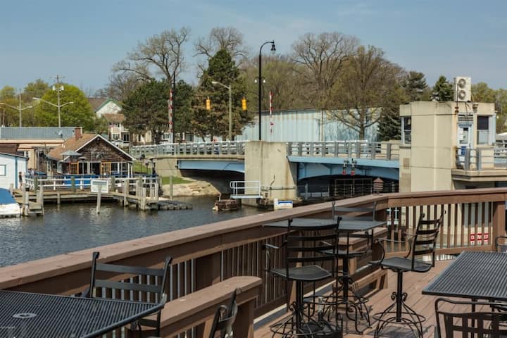 On The Harbor, Drawbridge And Scenic Views - South Haven, MI