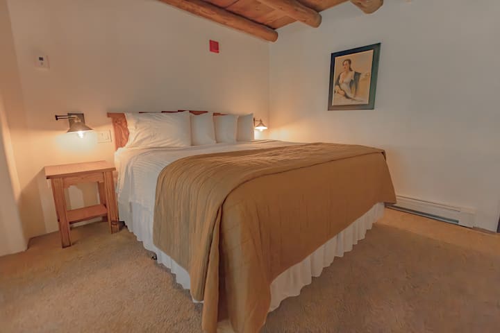 King Suite W/ Gas Fireplace - 13 - Taos, NM