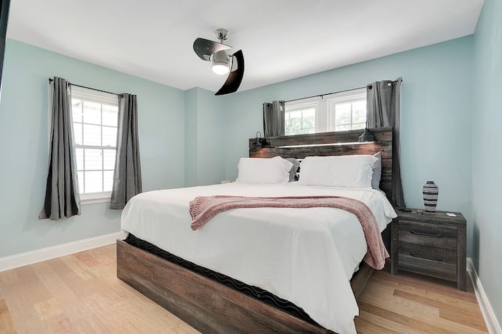 Bright Louisville Home -Game Room- Sleeps 6! - Louisville