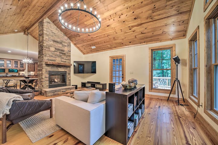Secluded Sapphire Chalet W/ Game Room + Decks - Sapphire, NC