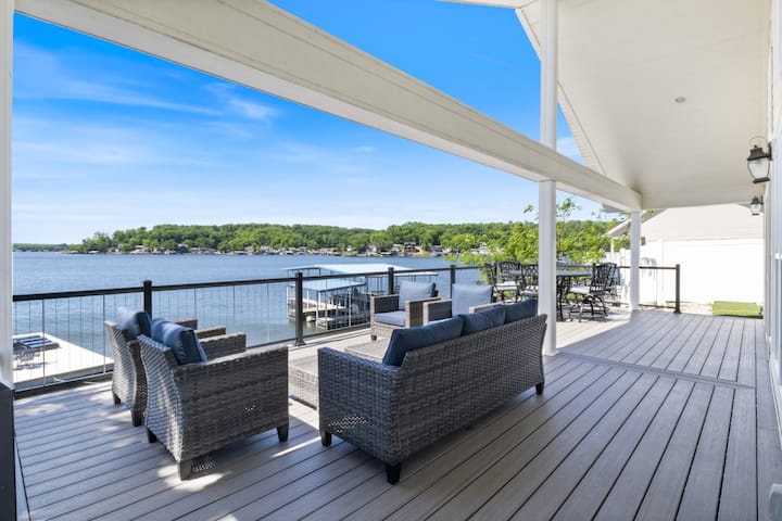 Sunset Lodge! -Waterfront House With Private Dock! - Lake Ozark, MO