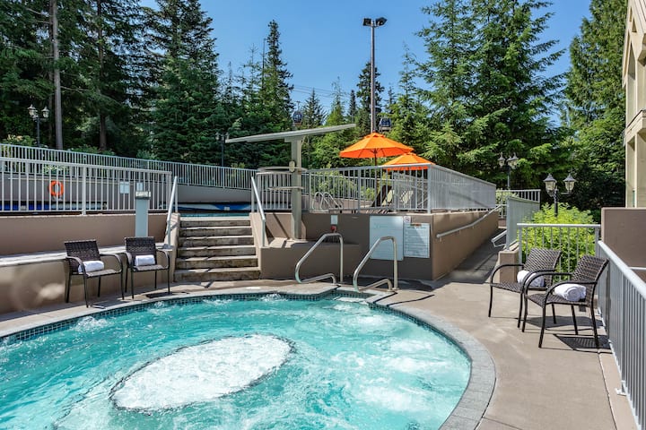Alpine Condo W/ Pool & Hot Tub - Whistler