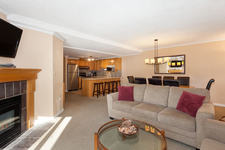 Near Village Shuttle, Pool & Hot Tub, Parking, Gym - Whistler