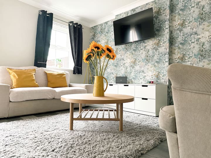Cheerful Two-bedroom Townhouse Near Leeds And York - The Mend-A-Hose Jungle