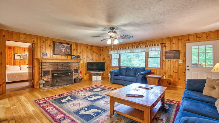 Creekside Cabin|indoor Pool+hot Tub|walk To Dining - Maggie Valley, NC