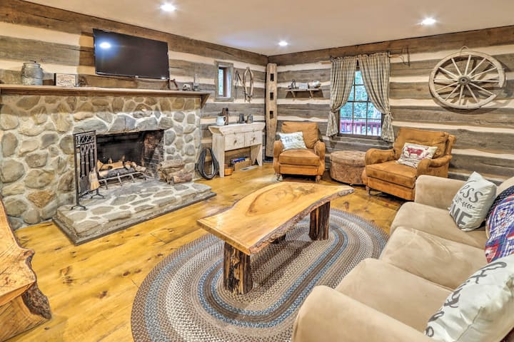 Cozy Creekside Mountain Escape W/ Hot Tub! - Georgia, GA