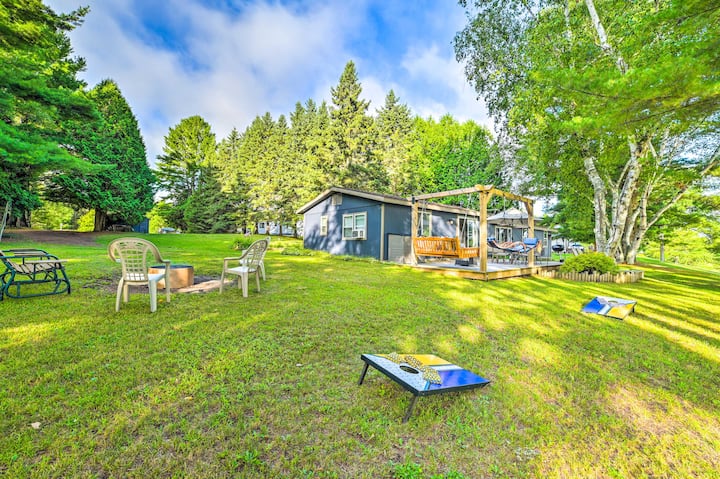 Riverfront Home W/ Dock ~ 6 Mi To Cheboygan! - シボイガン, MI