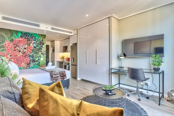 Trendy Cape Studio With Mountain Views & Balcony - Cape Town