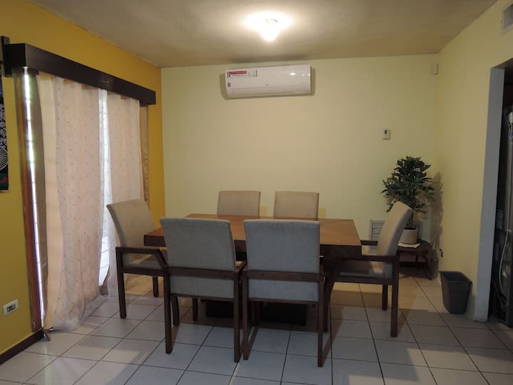 Casa 5 Cuartos, 6 Camas Ind., 3 Mat. Y 2.5 Baños - Chihuahua