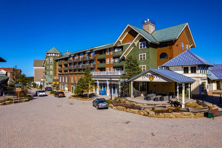H207| Ski-in/ski-out Condo | Hot Tub| Sleeps 4 - Snowshoe, WV