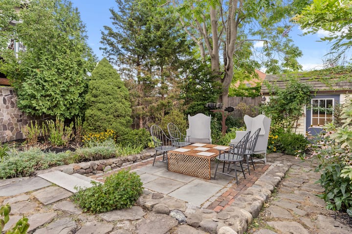 The Garden | Downtown | Private Yard & Parking - Newburyport, MA