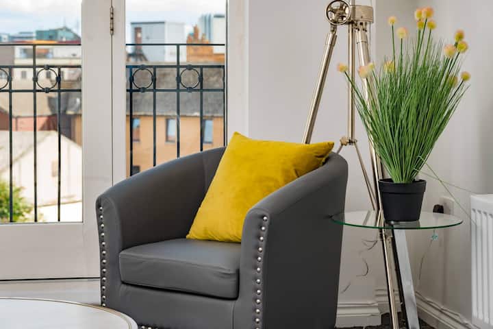 Luxurious & Unique 2 Bed Serviced Apartment - Solitude