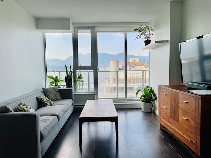 Lovely 2bd Condo With Amazing Views + Free Parking - Vancouver