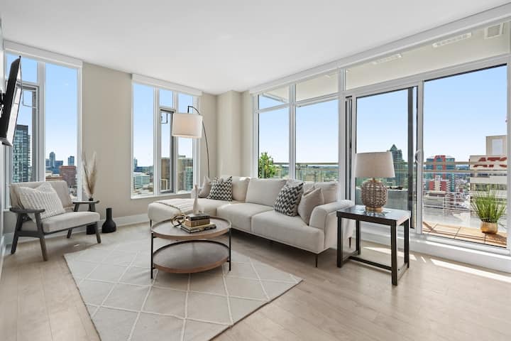 Stylish Corner Unit. Views & Comfort. Feel At Home - Calgary
