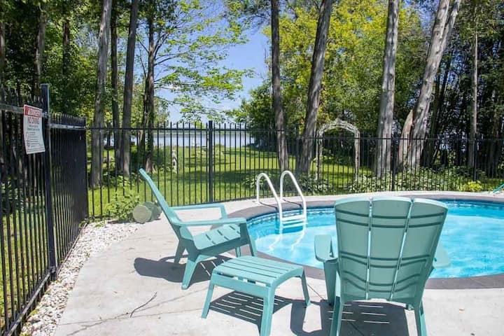 Modern Cottage W/ Pool, Firepit & Unlimited Wi-fi - Kawartha Lakes
