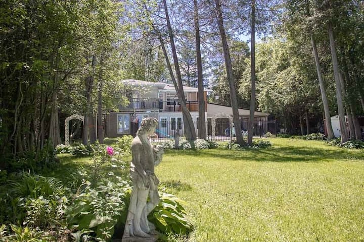 Modern Cottage W/ Pool, Firepit & Unlimited Wi-fi - Kawartha Lakes