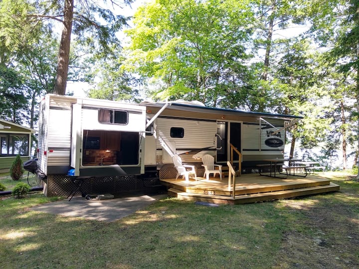 Lakefront!  Twin Birch Resort - The Loon - Honor, MI