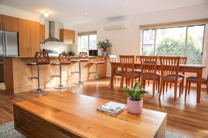 Shine Bright - Spacious Group Home Close To Town - Bright