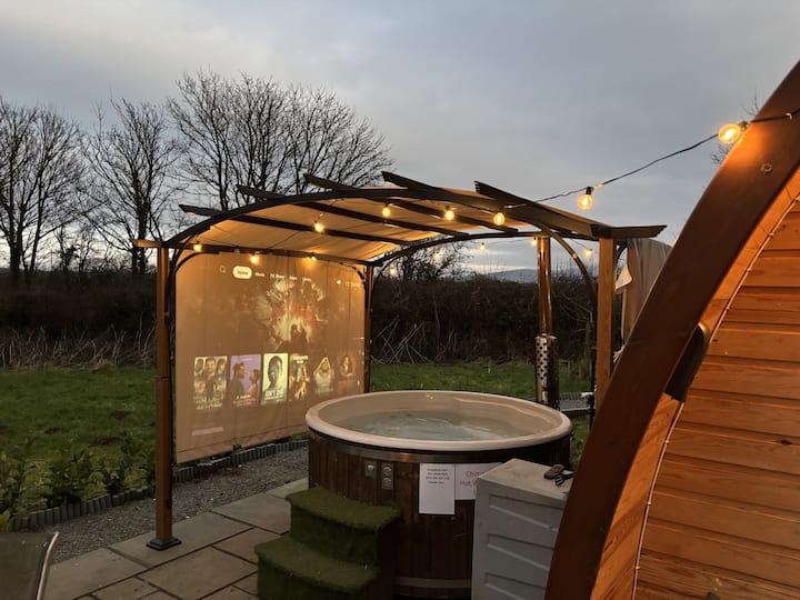 Dog-friendly Cozy Winter Glamping Pod With Hot Tub - Caernarfon