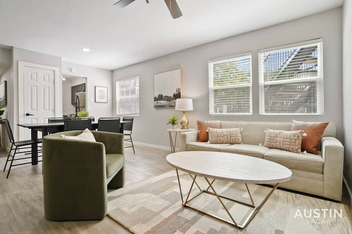 Walk To Restaurants Or Cook In Subway Tile Kitchen - Austin