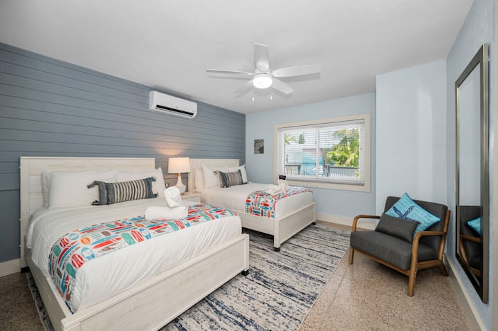 Poolside-bedroom Suite- 2 Beds- Pool View - Treasure Island, FL
