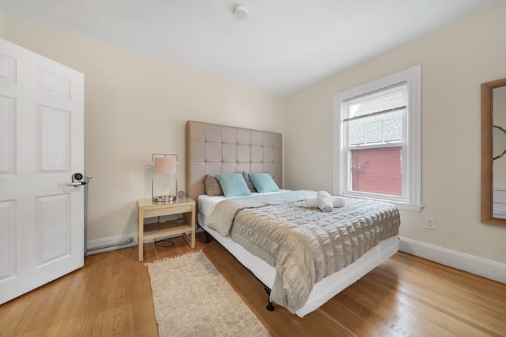 5br 2bth Bright & Spacious Apt In Brighton - Somerville, MA