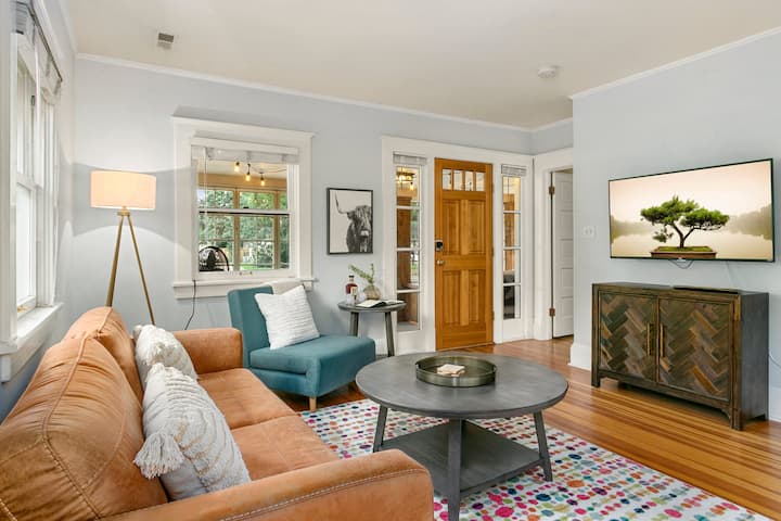 Downtown Abode W/ Hot Tub – Walk To Csu & Old Town - Wellington, CO