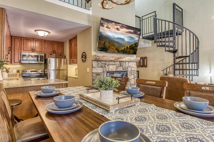 Downtown Gatlinburg~ Elegant~ Prime Location - Gatlinburg, TN