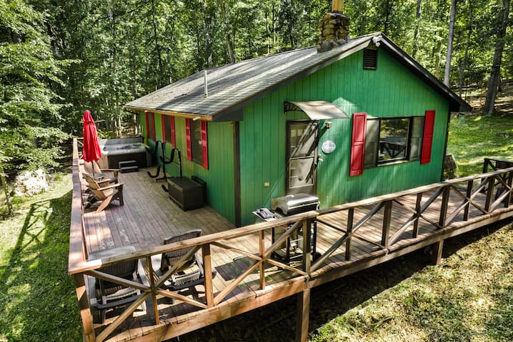 River Access Cabin W Hot Tub, Kayaks, Wifi, Grill! - Berkeley Springs, WV